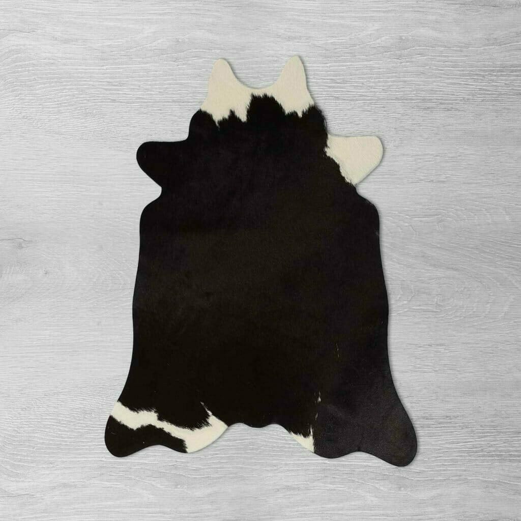 Small Cowhide Rug Throw Black And White 100 X 78 Cm - Bagé Home